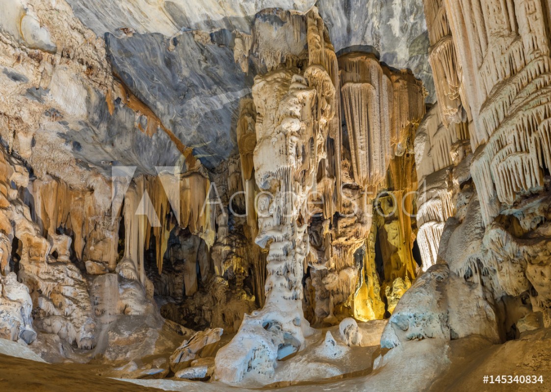 Stalactites and stalagmites in the Botha Hall Cango Caves de Wallmural ...