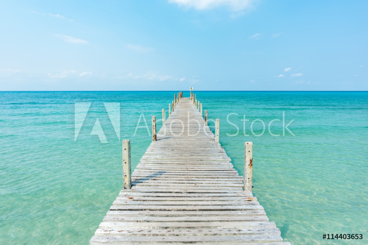 Wooden bridge to the ocean van Wallmural | Wallpassion