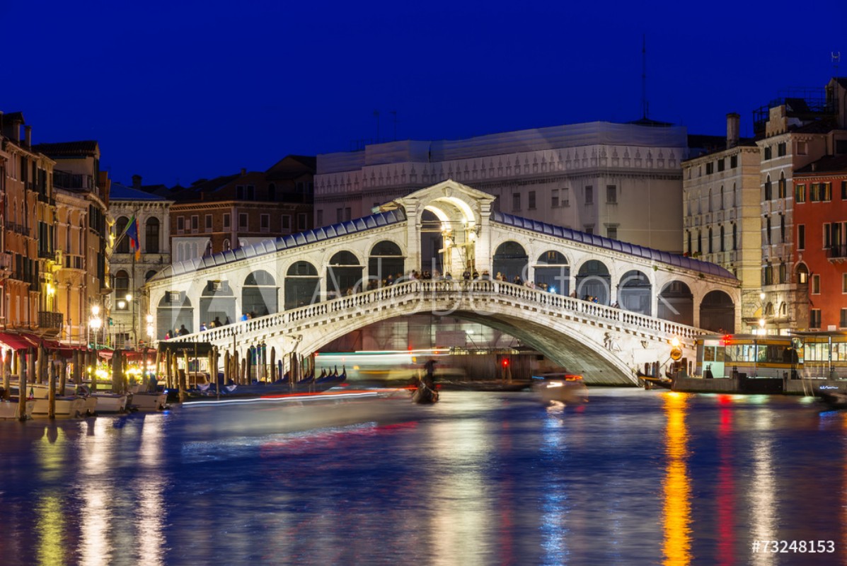 Night view of Rialto bridge and Grand Canal in Venice Italy de ...