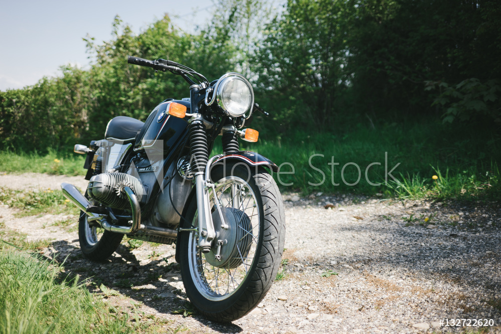 Altes Motorrad Oldtimer in den Schweizer Alpen from Wallmural | Wallpassion